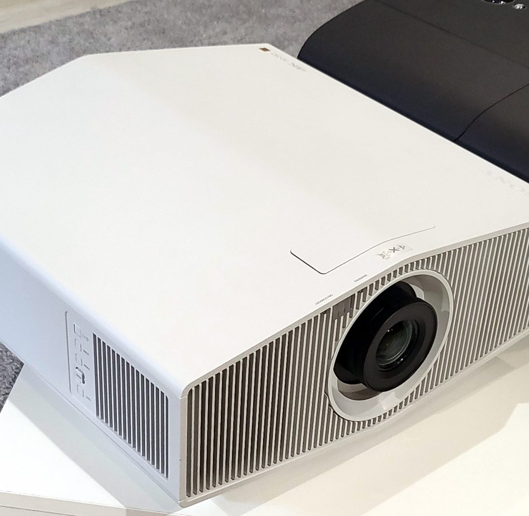 Sony VPL-XW5000 Tear Down Test | Cine4home.de